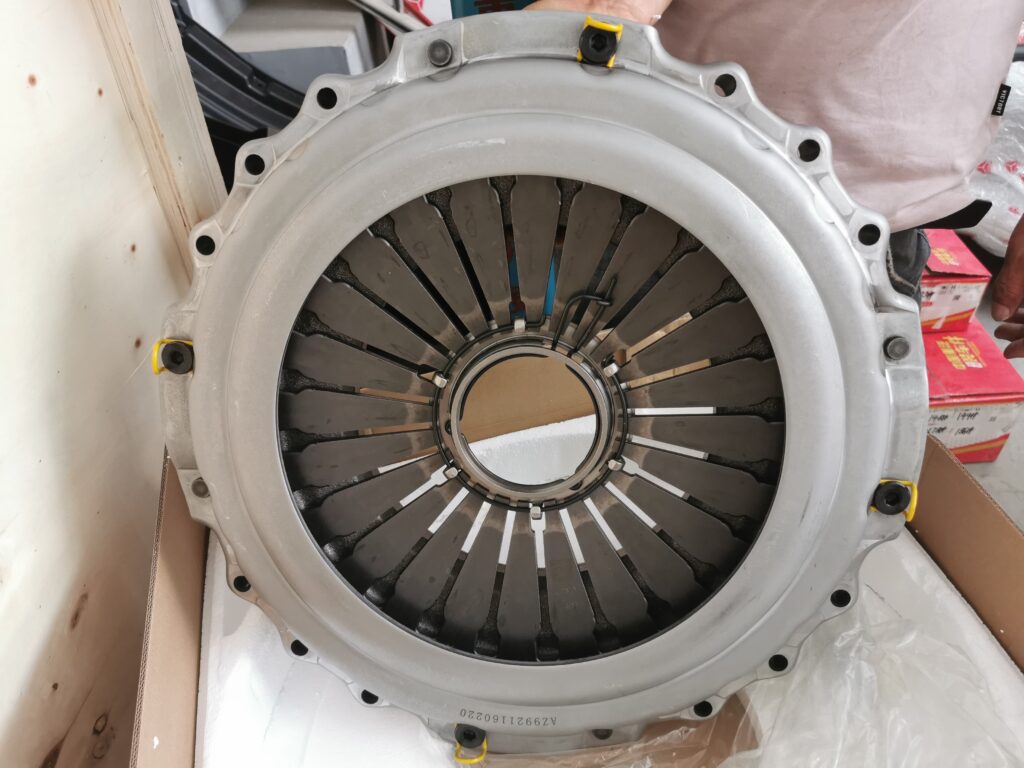 SINOTRUK HOWO Truck Parts Clutch Pressure Plate AZ9921160220 ...